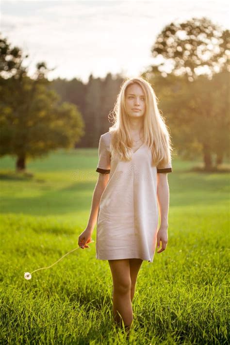 Ritratto Allaperto Sensuale Di Giovani Coppie Alla Moda Che Posano Nel