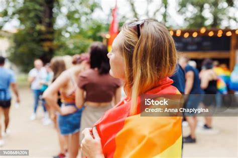 Wanita Muda Dengan Lgbtqi Bangga Bendera Pelangi Di Jalan Di Taman