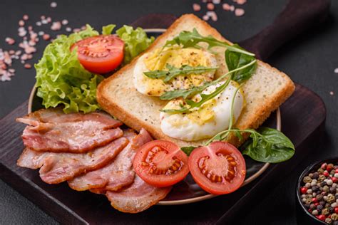 베이컨 토스트 계란 토마토 양상추 및 채소로 구성된 맛있는 건강식 점심 식사 0명에 대한 스톡 사진 및 기타 이미지 0명