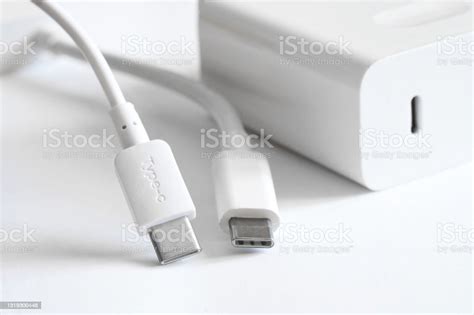 와이어가 있는 흰색 Usb 타입c 커넥터 2개가 흰색 전원 공급 장치 와 빠른 충전기 옆에 밝은 배경에 놓여 있습니다 현대