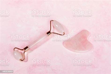 얼굴을 위한 분홍색 석영 돌 마사지기와 분홍색 배경에 Guasha 스크레이퍼 평면도 공간을 복사합니다 돌 건축자재에 대한 스톡 사진 및 기타 이미지 Istock