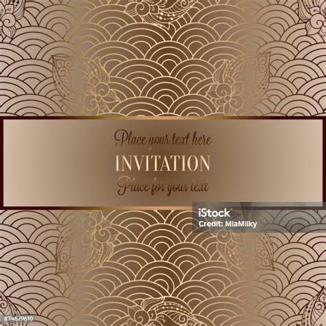 벡터 기하학 물고기 규모 레이아웃 추상 물결 초대 카드입니다 풍부한 골드와 베이 지 트레이 서 리 배경 팬 양식된 파도 모양 물고기 비늘 장식 꽃 규모에 대한 스톡 벡터