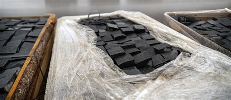 비가 오는 배경 속에는 사각형 화강암 포장 돌 클러스터가 탄력 있게 서 있어 자연과 건축의 상호 작용을 구현하고 단순함과 인내의 아름다움을 반영합니다 0명에 대한 스톡 사진