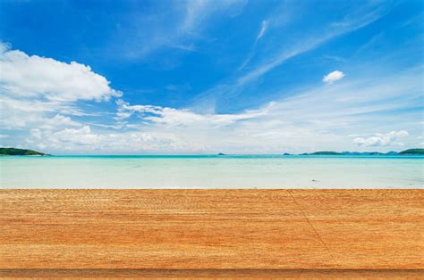 열대 해변과 바다 여름과 구름 배경과 푸른 하늘나무 테이블입니다 광고를위한 디자인 제품 브랜드를위한 아름다운 바닥 복사 공간 0명에 대한 스톡 사진 및 기타 이미지 Istock