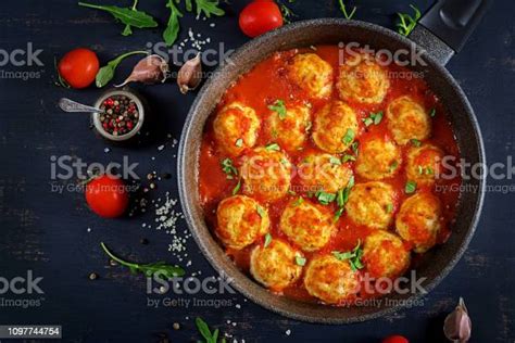 냄비에 토마토 소스 닭고기 미트볼입니다 저녁 식사입니다 최고의 볼 수 있습니다 어두운 배경입니다 갈색에 대한 스톡 사진 및 기타