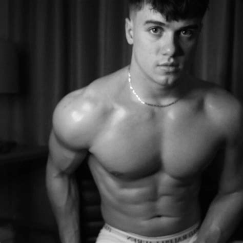 Lewis Fanvue