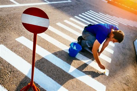 Pracownik Służby Drogowej Maluje Pasy Przejścia Dla Pieszych Na