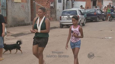 Mulher cai em bueiro e é levada a filha em enchente em Sumaré SP
