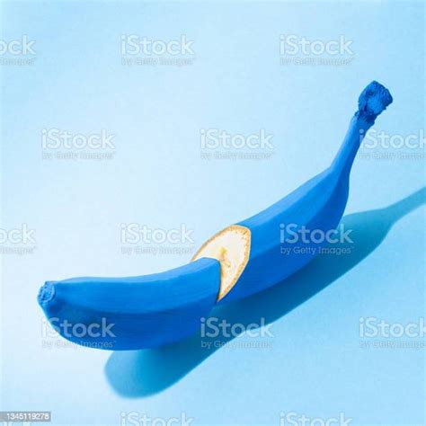 파스텔 배경에 파란색 바나나를 슬리드 최소한의 자연 개념 수메르 선샤인 섀도우 0명에 대한 스톡 사진 및 기타 이미지 0명