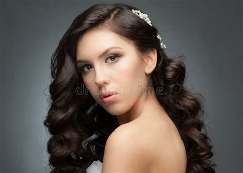 Девушка с Bridal стилем причёсок и составом Стоковое Изображение
