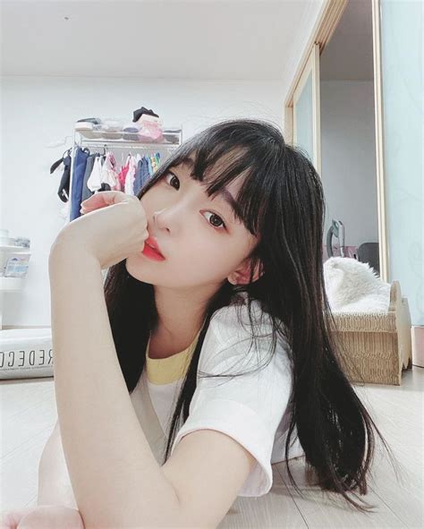 Instagram의 강인경卿卿님 호에에엥 종이 사진집 공개용 사진 몇 장 봤는데 너무 예뻐요 빨리 보여드리고 싶어🥰
