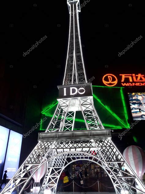 Una R Plica De La Torre Eiffel Se Exhibe En El Baoshan Wanda Plaza En