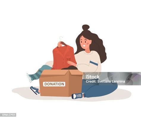 옷 기부 오래된 중고 옷을 골판지 상자에 공유하거나 재활용 할 준비가되어있는 여성 자원 봉사 및 사회 복지 개념 국제 자선