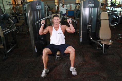 Жим сидя в тренажере нейтральным хватом Musclefit