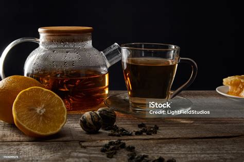 검은 색에 고립 된 레몬과 나무 테이블에 전통적인 피는 차와 함께 투명 한 주전자와 컵 0명에 대한 스톡 사진 및 기타 이미지