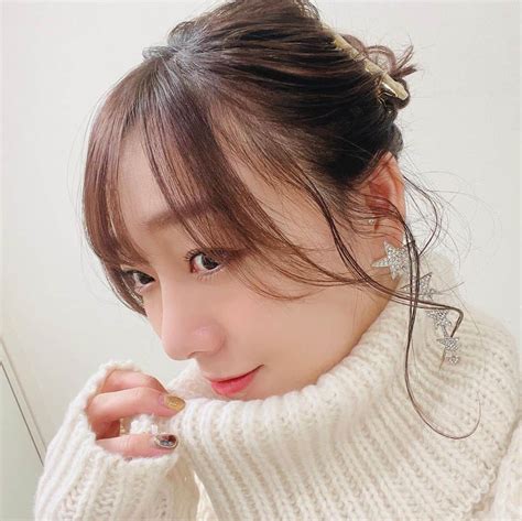 須田亜香里さんのインスタグラム写真 須田亜香里instagram 「髪が伸びてきたのでお団子ヘアやアップヘア多め。 写真はもふもふニット