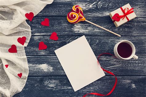 발렌타인의 날에 대 한 인사말 카드와 차 빨간 종이 마음 한 잔 함께 텍스트 위한 공간 롤리팝 마음 나무 배경에 있는 상자 모양 공간에 복사 합니다 플랫 하다입니다 2월에