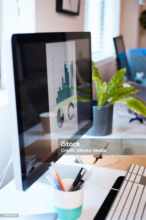 막대 그래프와 원형 차트가 파란색으로 표시된 데스크톱 컴퓨터 화면 컴퓨터에 대한 스톡 사진 및 기타 이미지 컴퓨터 반사 광학 작용 장치 화면 Istock