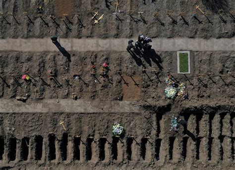 Cavan Nuevas Tumbas En El Cementerio De Flores Para Los Muertos Por