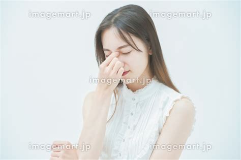 ストレスを抱えた表情をする若い日本人女性 （人物）の写真素材 167565469 イメージマート