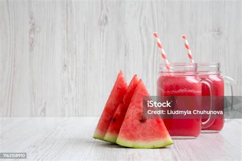 흰색 나무 표면에 유리 항아리에 스무디와 수박의 조각 측면보기 공간을 복사합니다 0명에 대한 스톡 사진 및 기타 이미지 0명 과일 마실 것 Istock