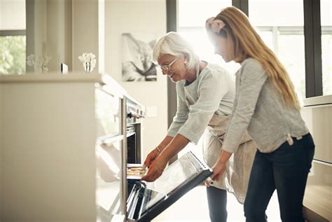가족 오븐 그리고 유대감을 위해 함께 집의 부엌에서 할머니와 함께 빵을 굽는 소녀 아이들 사랑 여자 조부모와 함께 손녀에게 음식 준비 방법을 가르치는 요리 2명에 대한 스톡