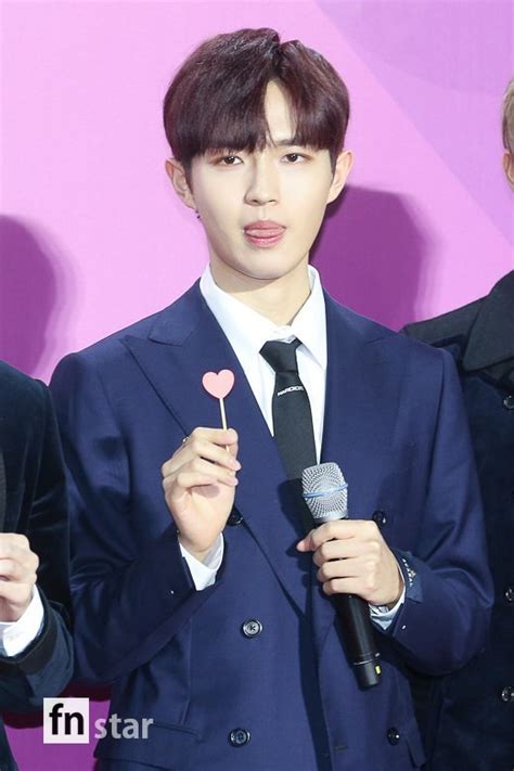 포토 워너원 김재환 ‘귀염터지게 혀~빼꼼 헉스