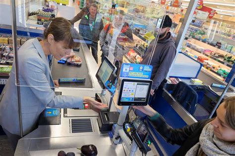 Bildergalerie: Spendenaktion: Eva Döhla an der Kasse bei Lidl - Hof ...