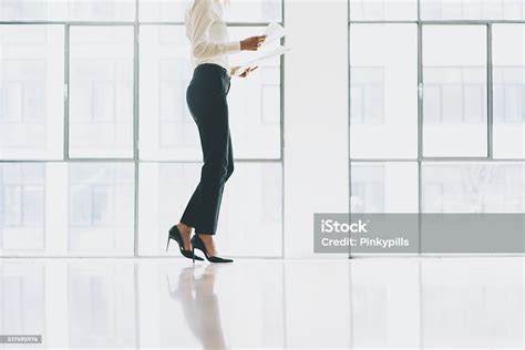 비즈니스 여자 클로즈업 포토서제스트 안전띠를 현대적이다 어울리다 영업중 공간 로프트 고층 건물에 대한 스톡 사진 및 기타 이미지 고층 건물 금융 기업 재무와 산업