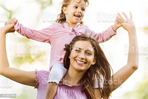 활기참 구슬눈꼬리 및 딸이다 야외 2명에 대한 스톡 사진 및 기타 이미지 2명 가족 낮 Istock