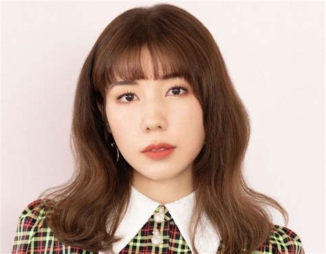 「ふてほど撮影現場にブリブリ轟かせて自走で行った日」仲里依紗があごに台本はさみ運転席で妹と決め顔2ショット：「おっ！」でつながる地元密着の
