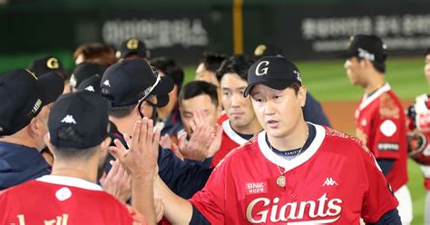 법원 “이대호 얼굴옆 화투패·삼팔광땡 광고 금지”