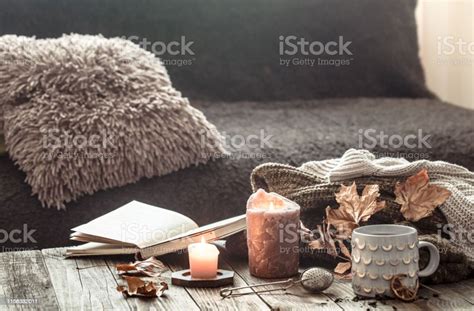 아늑한 가을 아침 식사 침대 정물 장면에서 뜨거운 커피 창 근처에 서 차의 김이 가 0명에 대한 스톡 사진 및 기타 이미지