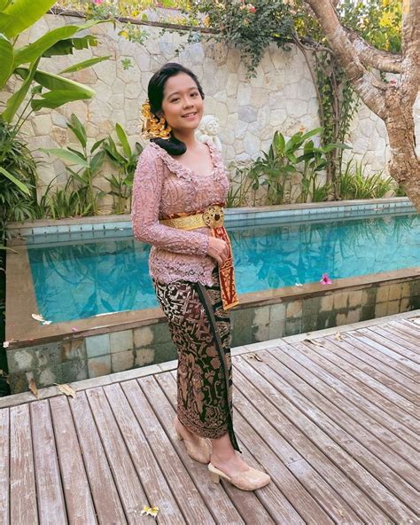 Momen Seru Keluarga Uya Kuya Kenakan Baju Tradisional Bali Kompak