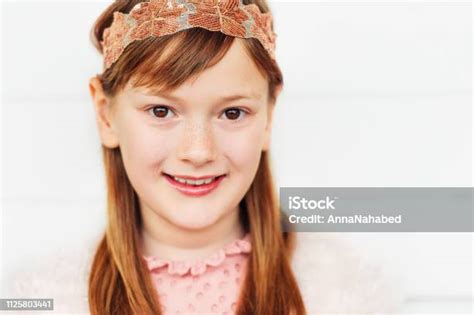 910 년의 봄 초상화 닫기 머리 띠를 입고 오래 된 아름 다운 소녀 감정에 대한 스톡 사진 및 기타 이미지 감정 귀여운 긍정적인 감정 표현 Istock