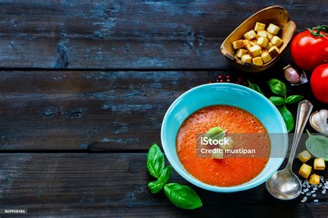 갓 그릇과 나무 배경 바 질에서 가스 파초 토마토 여름 크림 수프를 했다 선택적 초점 복사 공간입니다 0명에 대한 스톡 사진 및