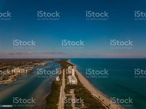 2021년 1월 중순 플로리다 주 목성 비치의 청록양수와 목성 등대에서 이동하는 보트의 주말 공중 전경 0명에 대한 스톡 사진 및 기타 이미지 Istock