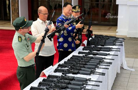 中国向菲律宾移交反恐武器装备 含三千支步枪新浪图片