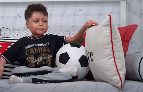 Menino Gui Assiste A Vitória Do Vasco Sobre O América Mg Ao Lado De
