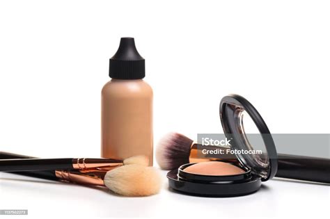 리퀴드 메이크업 파운데이션 크림과 섀도우 블러 쉬 파우더 조각가 흰색 바탕에 메이크업 브러시와 함께 팩에 흰색 절연 0명에 대한 스톡 사진 및 기타 이미지 Istock