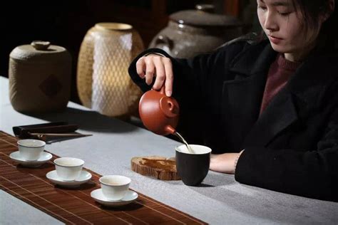用了正确的拿壶方式瞬间高大上了 茶文化 茶道道 中国茶道网