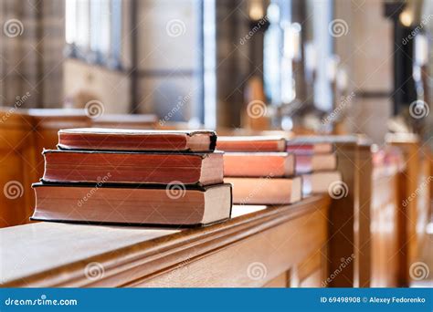 Biblia Y Otros Libros En Iglesia Foto De Archivo Imagen De