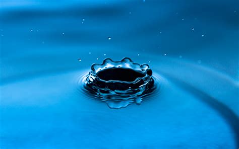 매크로 물 방울 블루 스플래시 물방울 유리 방울 튀김 스프레이 물 에서 추상적인 모양 여러 가지 빛깔의 물 방울 0명에 대한 스톡 사진 및 기타 이미지 Istock