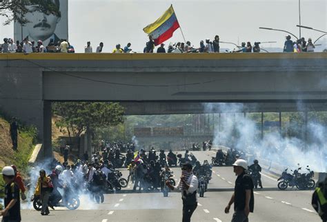 Tanqueta Atropella A Manifestantes En Caracas RCN Radio