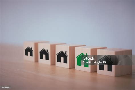 에코 하우스 개념 스마트하고 지속 가능한 디자인 환경 친화적 인 집 회색 배경과 복사 공간에 그린 하우스 기호가 있는 나무 큐브