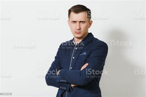 잘생긴 가혹한 심각한 백인 젊은 비즈니스 흰색 바탕에 절연과 블루 클래식 양복과 셔츠 지주 손에 넘어 사람 관리자 또는 작업자