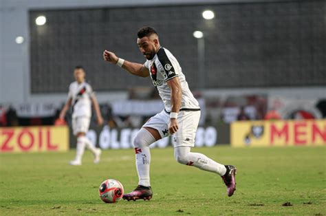 Payet pode ganhar mais chances no Vasco após novo problema de Coutinho