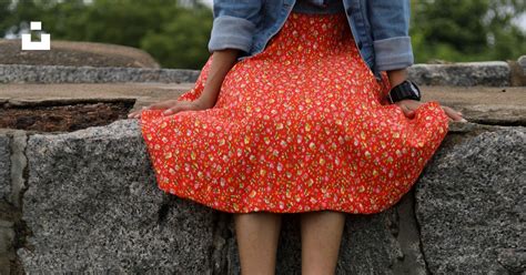 빨간 드레스와 흰색 신발을 신은 여자 회색 콘크리트 계단에 서 있다 사진 Unsplash의 무료 소녀 이미지