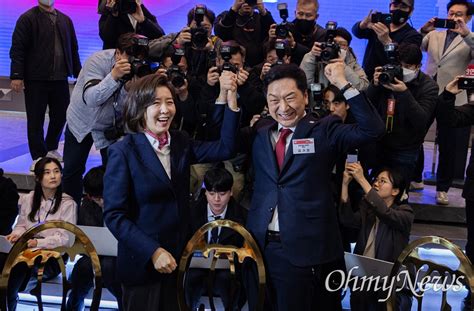 손잡고 함께 웃은 김기현 나경원 뒤돌아서면 오마이뉴스