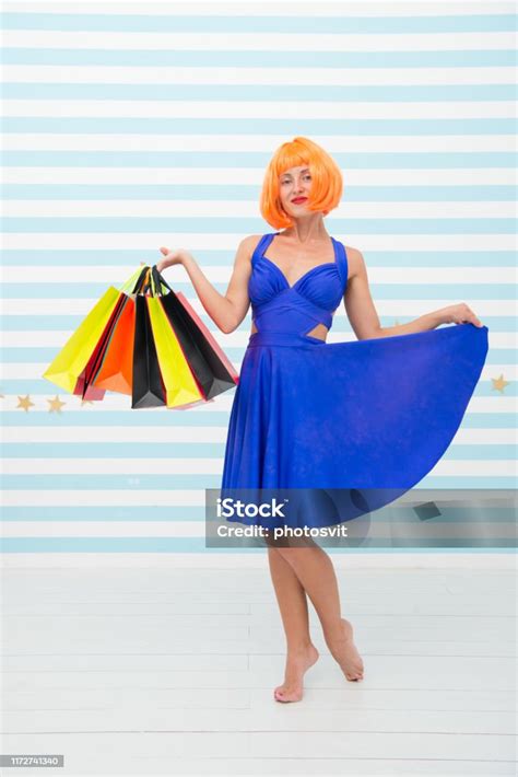 패션 지금까지 최고의 의상 블랙 프라이데이 세일 행복한 여자는 쇼핑을 이동합니다 마지막 준비 쇼핑몰에서 큰 판매 쇼핑 백 미친 여자입니다 행복한 온라인 쇼핑 우수한 직물